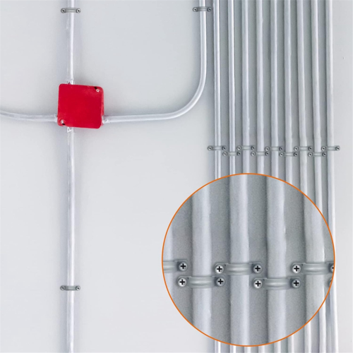 Tubo de PVC com conduíte de plástico com furo duplo e braçadeira de ...