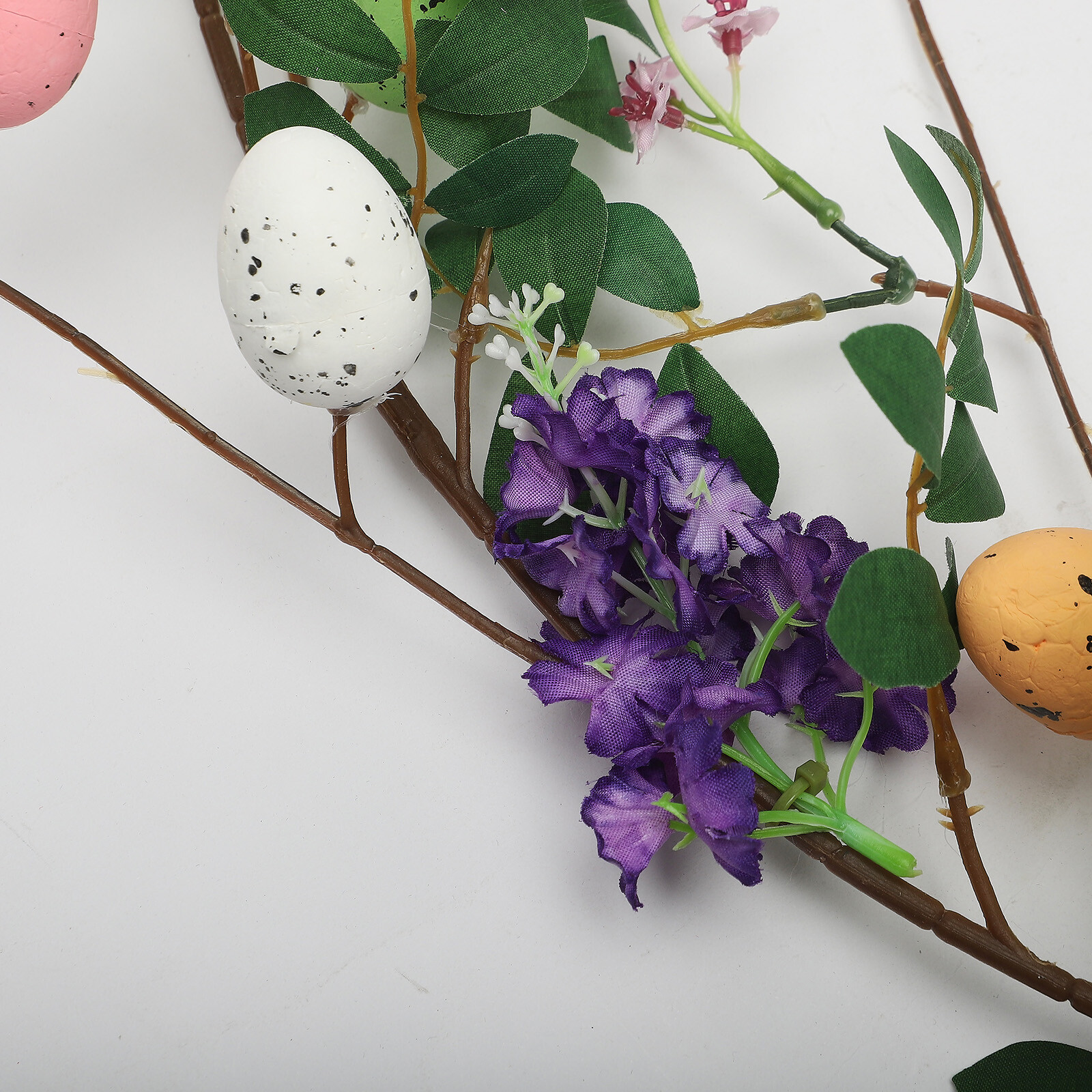 Decoración de chimenea primaveral con huevos de Pascua en tonos pastel ...